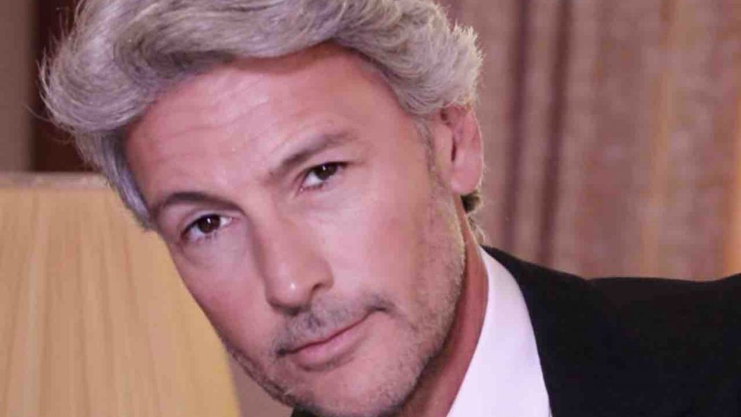 Roberto Farnesi e oltre all'attore fa anche un altro lavoro: ecco di ...