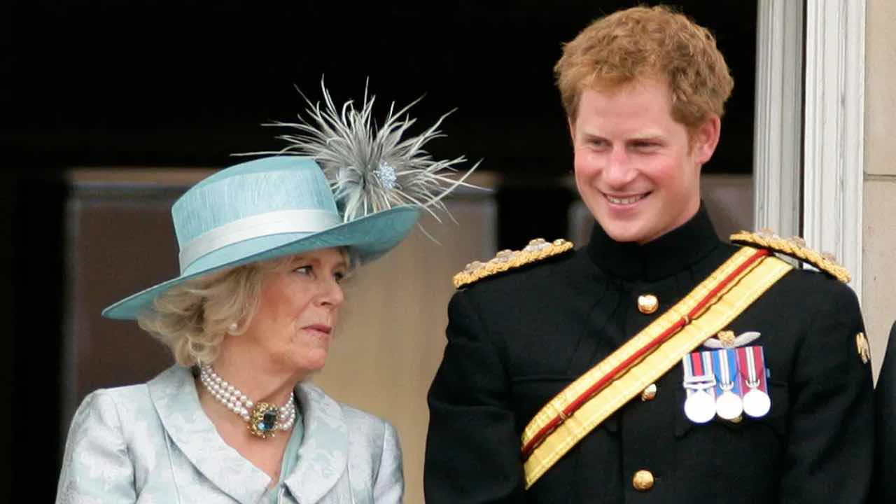 Camilla, moglie del principe Carlo nasconde dei segreti: potrebbe svelarli Harry nel suo libro ...