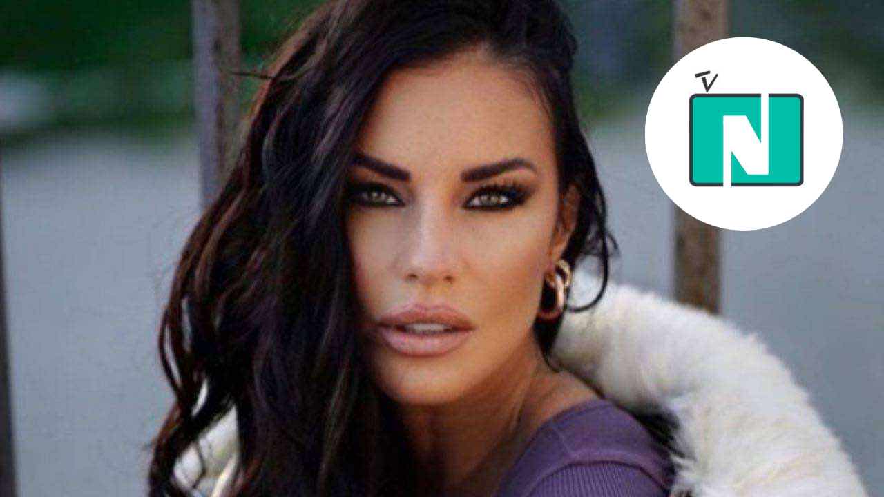 Antonella Mosetti: “tanta roba” a Ibiza | Il bikini si capotta sulle curve