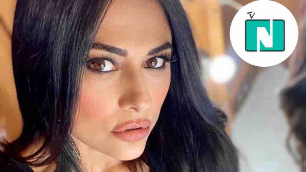 Maria Mazza, "come la Gioconda" | Il selfie in camerino ha conquistato i fan - Newstv.it